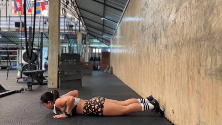 CrossFit Wall Walk For Women: How To Master It, Benefits, And Scaling ...